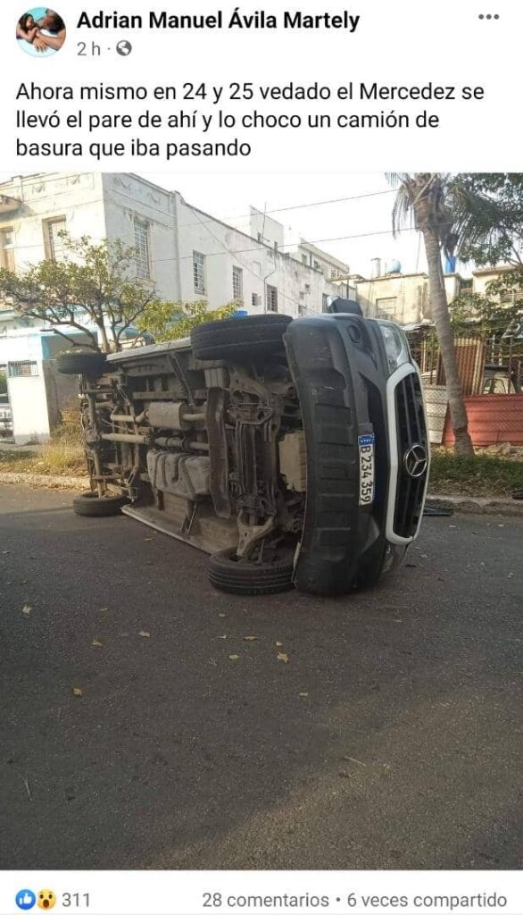 Automóvil termina volcado en medio de la carretera tras chocar