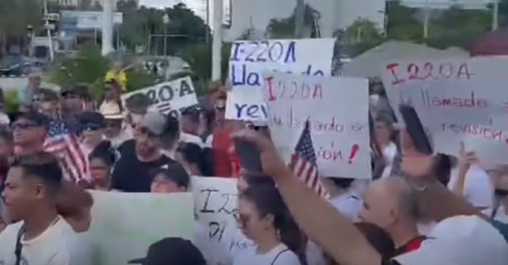 Cubanos con I-220A protestan y piden respuesta para sus casos